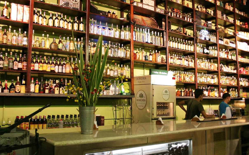 11 bares que abrem de segunda em São Paulo para beber uma gelada ou ...