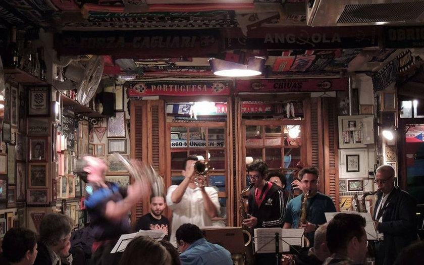 11 bares que abrem de segunda em São Paulo para beber uma gelada ou ...