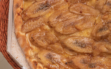 Receita: aprenda a fazer pizza de banana com doce de leite e canela