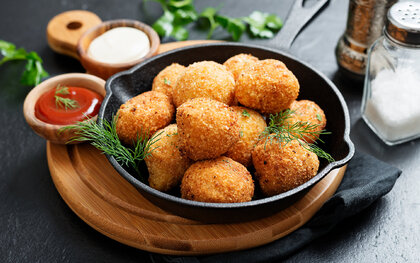 Bolinho de Tapioca Frito de Carne e Queijo: veja essa receita fácil e ...
