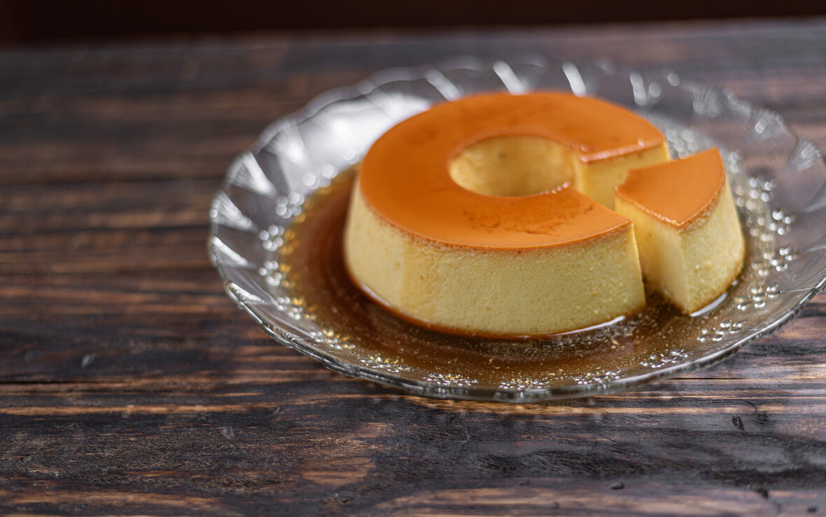 Receitas: aprenda a fazer pudim COM furinhos e pudim SEM furinhos