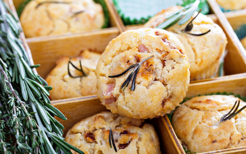 Muffin de queijo, tomate e manjericão é fácil de fazer e ótima opção de ...