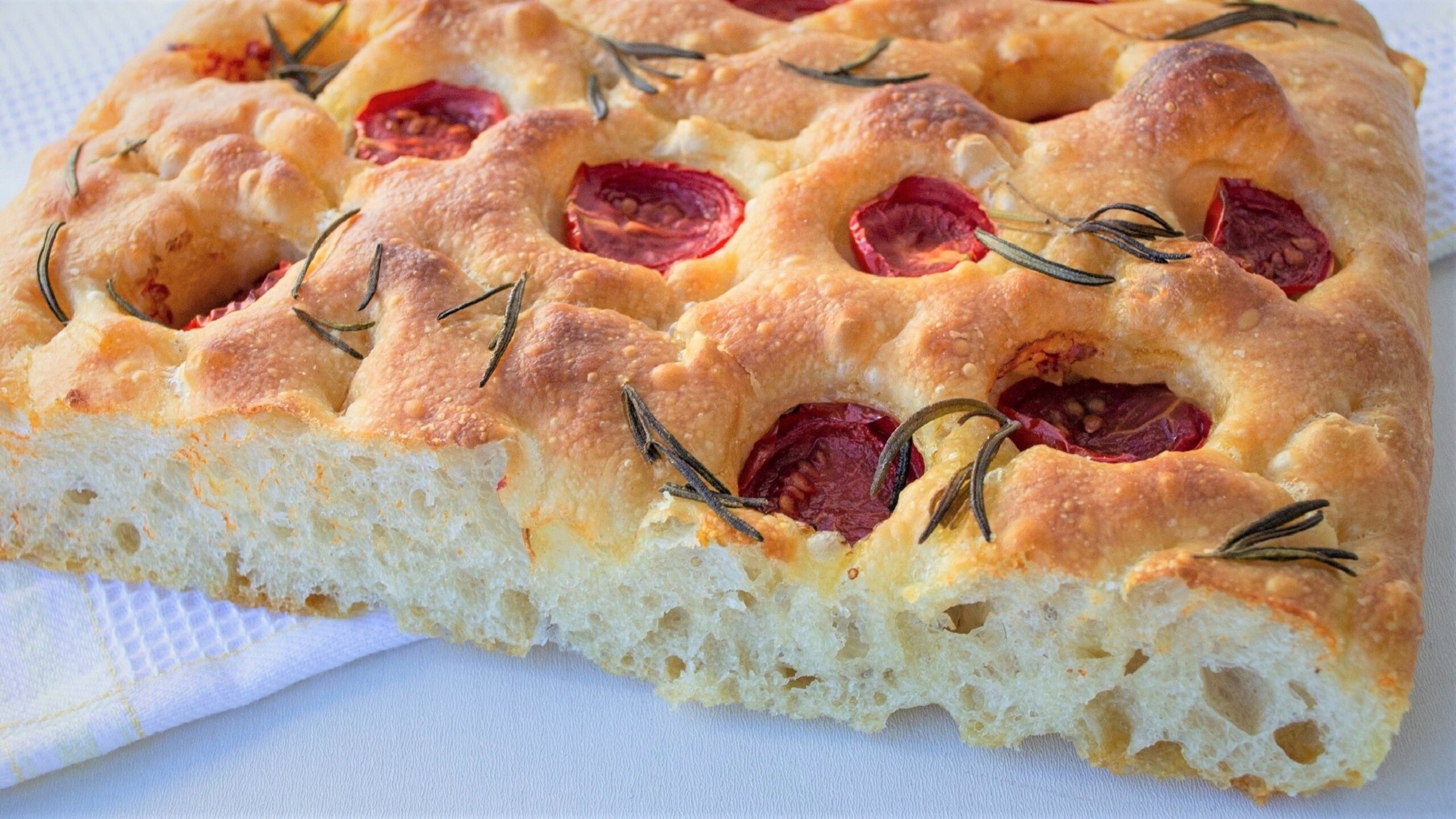 Focaccia de linguiça com erva-doce é quitute saboroso para o café da ...