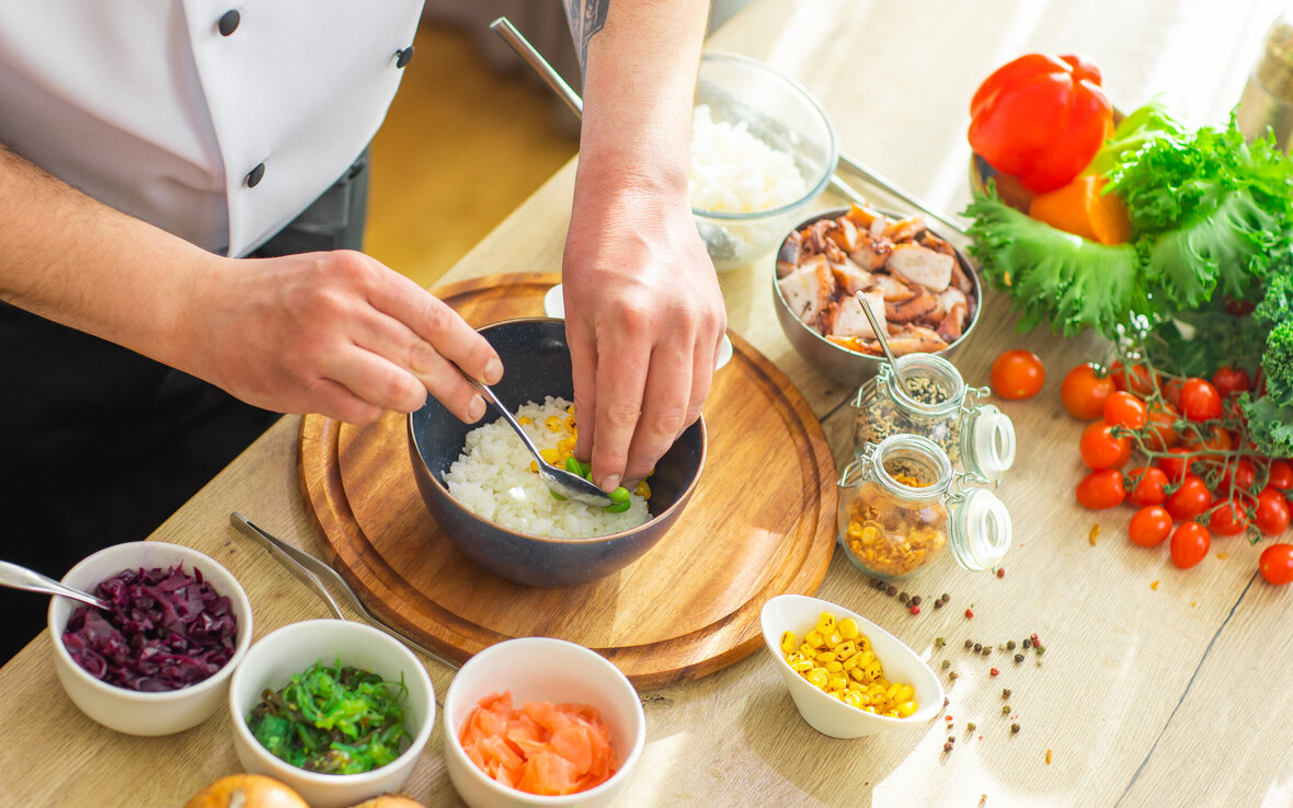 Receita: aprenda a fazer poke de ceviche, a sensação do verão