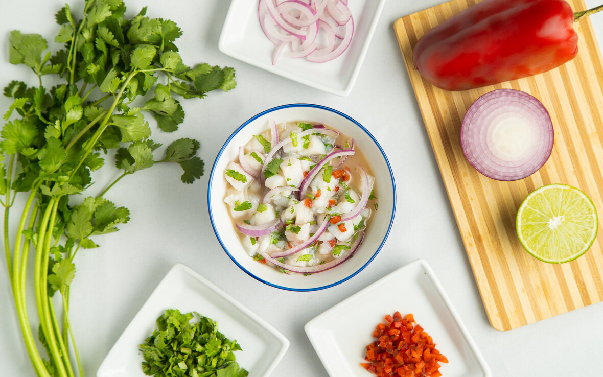 Receita: aprenda a fazer poke de ceviche, a sensação do verão