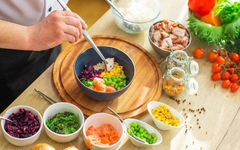 Receita: aprenda a fazer poke de ceviche, a sensação do verão