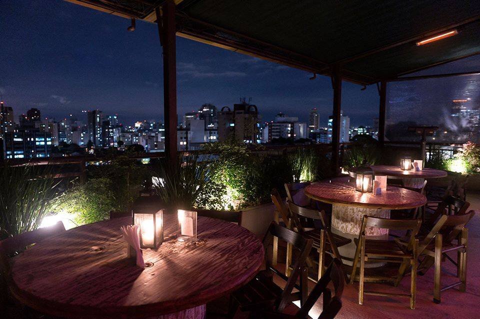 Bares e restaurantes em rooftop para curtir o verão do alto em SP
