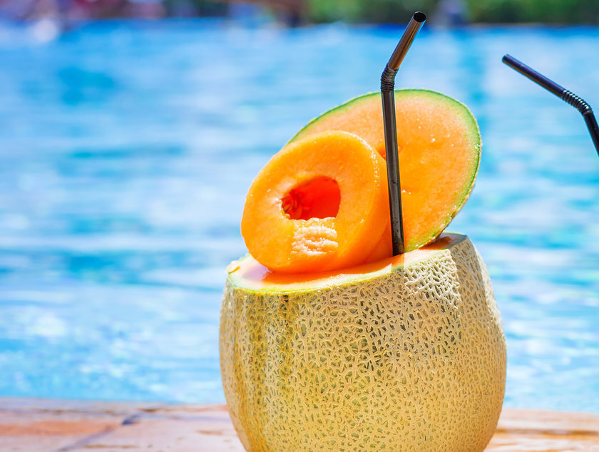 6 receitas de drinks servidos dentro da fruta para fazer neste verão