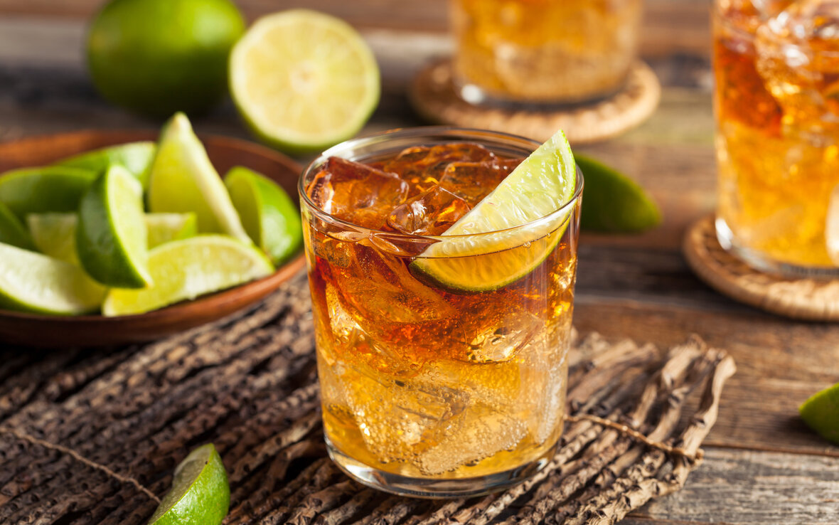 10 receitas de bebidas que são a cara do Carnaval