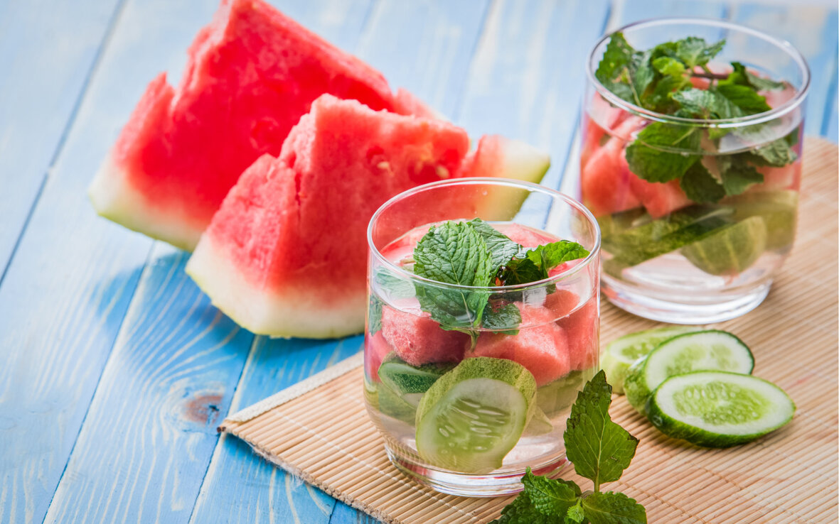 7 ideias de águas saborizadas para se refrescar (e se hidratar) neste verão