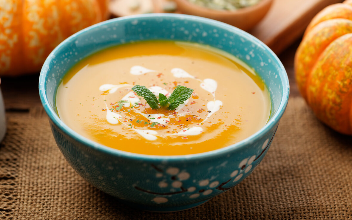 12 receitas de sopas geladas para se refrescar no verão
