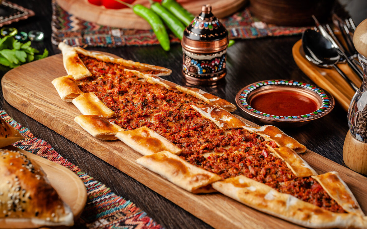 Como fazer um delicioso pide turco recheado com carne e queijo