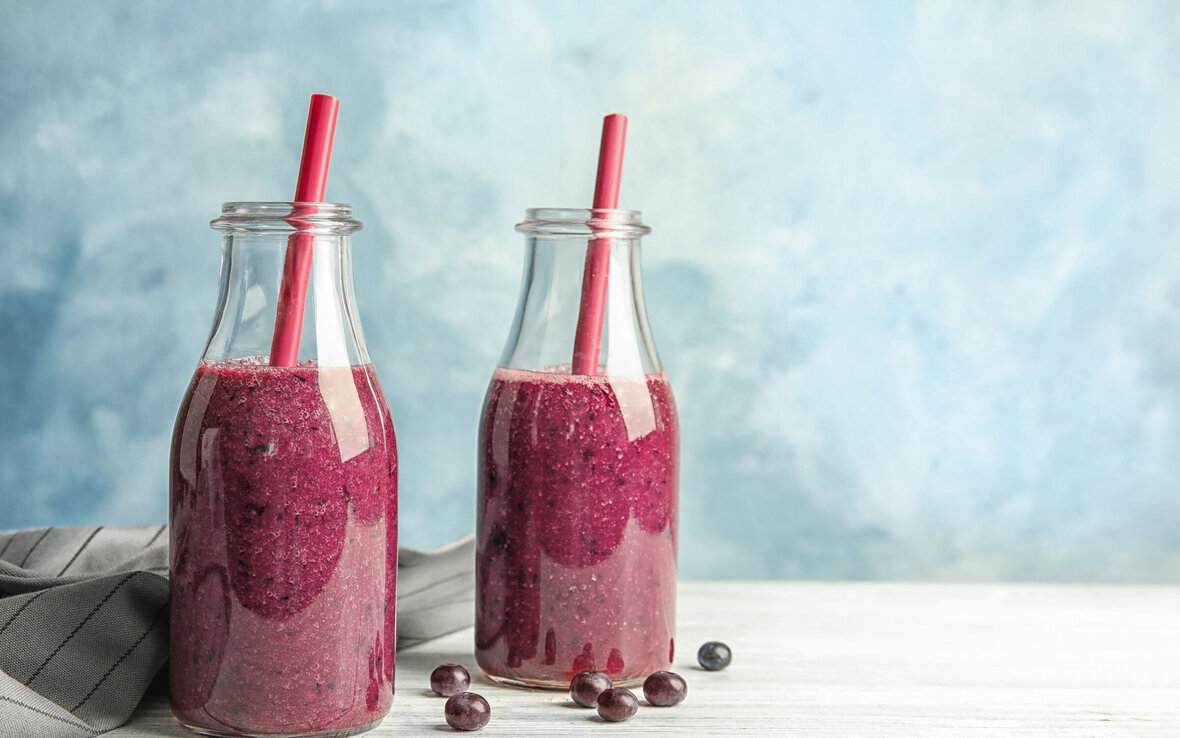 8 sucos saborosos e nutritivos feitos com açaí