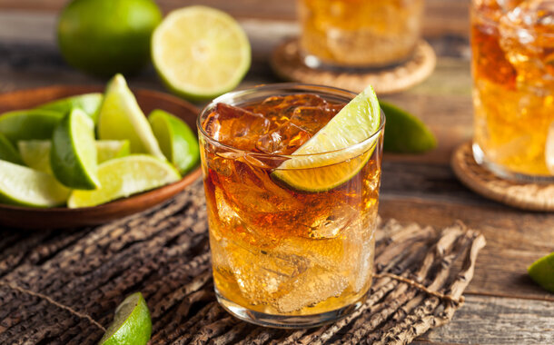 10 receitas de bebidas que são a cara do Carnaval