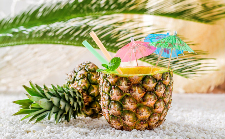 6 receitas de drinks servidos dentro da fruta para fazer neste verão