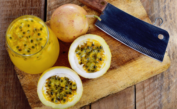 6 receitas de drinks servidos dentro da fruta para fazer neste verão