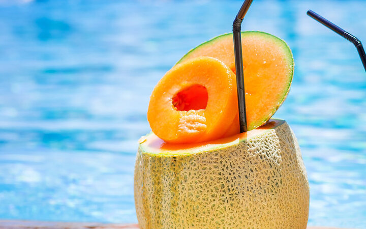 6 receitas de drinks servidos dentro da fruta para fazer neste verão