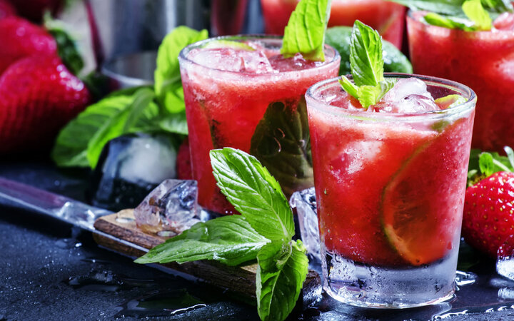 15 drinks que são ideais para tomar ao redor da piscina