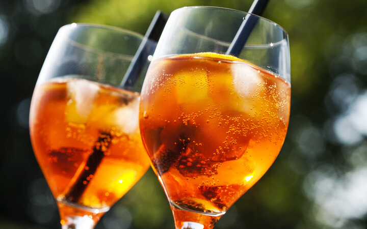 8 drinks para você preparar com água com gás