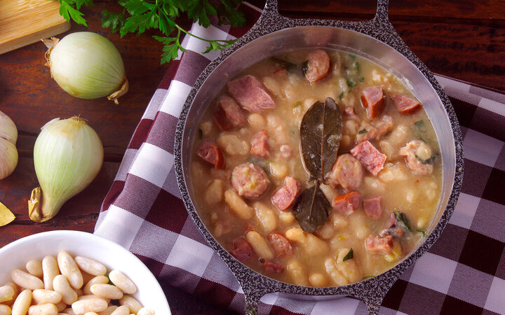 Como fazer sopa de feijão? Aprenda uma receita simples e deliciosa!