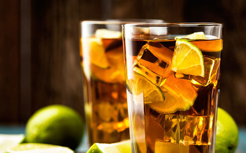 7 drinks gelados com chá para experimentar nos dias quentes