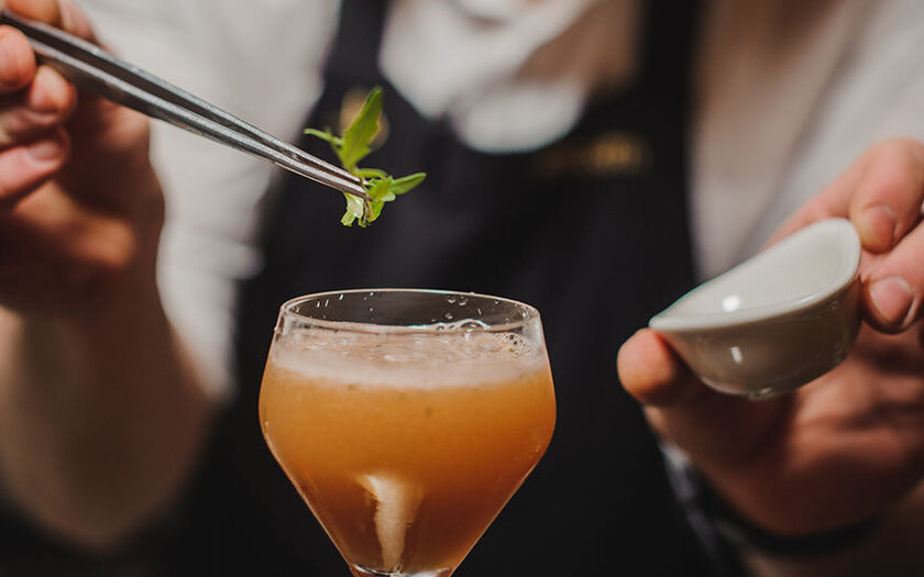 7 drinks gelados com chá para experimentar nos dias quentes