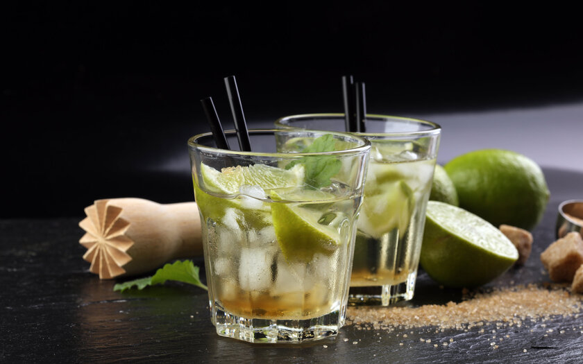 8 drinks para você preparar com água com gás