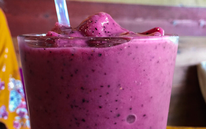 8 sucos saborosos e nutritivos feitos com açaí